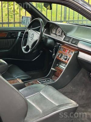 Black Mercedes-Benz E 320 1994 in Cesis, with an engine capacity of 3.20 L and mileage of 240 thousand km for 7990 €, photo 19 on AUTOMOTO.COM.LV