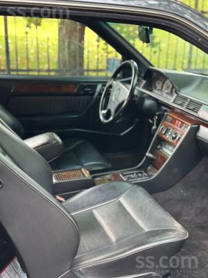 Black Mercedes-Benz E 320 1994 in Cesis, with an engine capacity of 3.20 L and mileage of 240 thousand km for 7990 €, photo 20 on AUTOMOTO.COM.LV