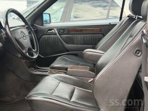 Black Mercedes-Benz E 320 1994 in Cesis, with an engine capacity of 3.20 L and mileage of 240 thousand km for 7990 €, photo 22 on AUTOMOTO.COM.LV