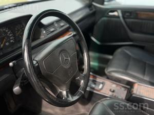 Black Mercedes-Benz E 320 1994 in Cesis, with an engine capacity of 3.20 L and mileage of 240 thousand km for 7990 €, photo 23 on AUTOMOTO.COM.LV