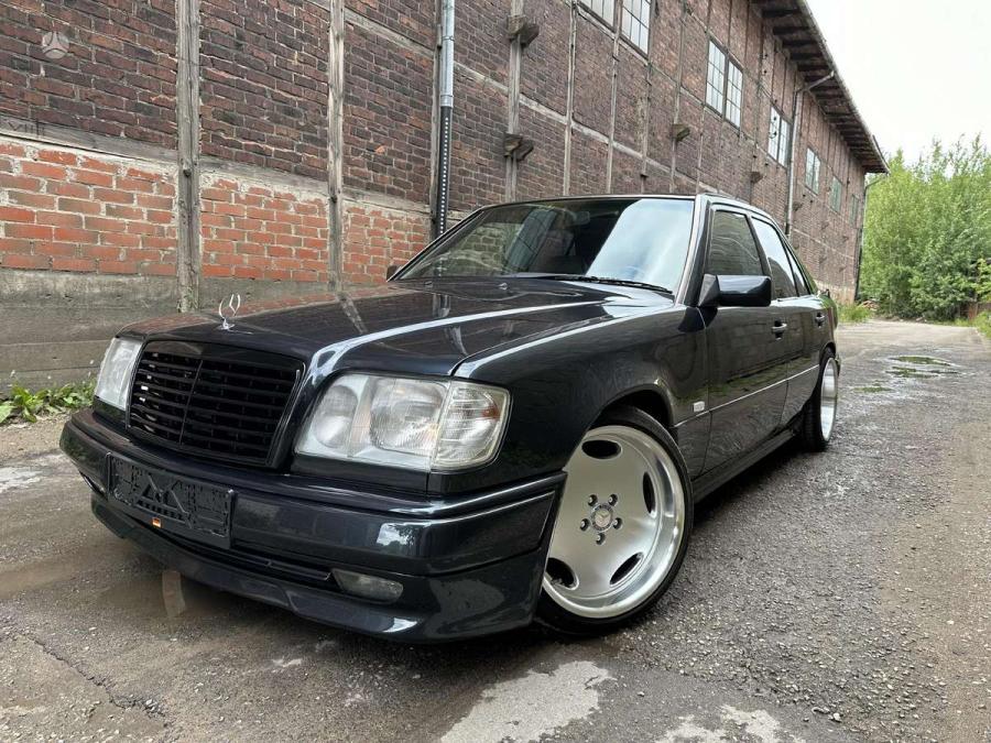 Black Mercedes-Benz E 320 1995 in Klaipeda, with an engine capacity of 0.32 L and mileage of 75 thousand km for 22500 €, photo 1 on AUTOMOTO.COM.LV