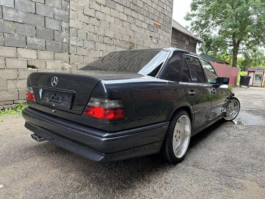 Black Mercedes-Benz E 320 1995 in Klaipeda, with an engine capacity of 0.32 L and mileage of 75 thousand km for 22500 €, photo 3 on AUTOMOTO.COM.LV
