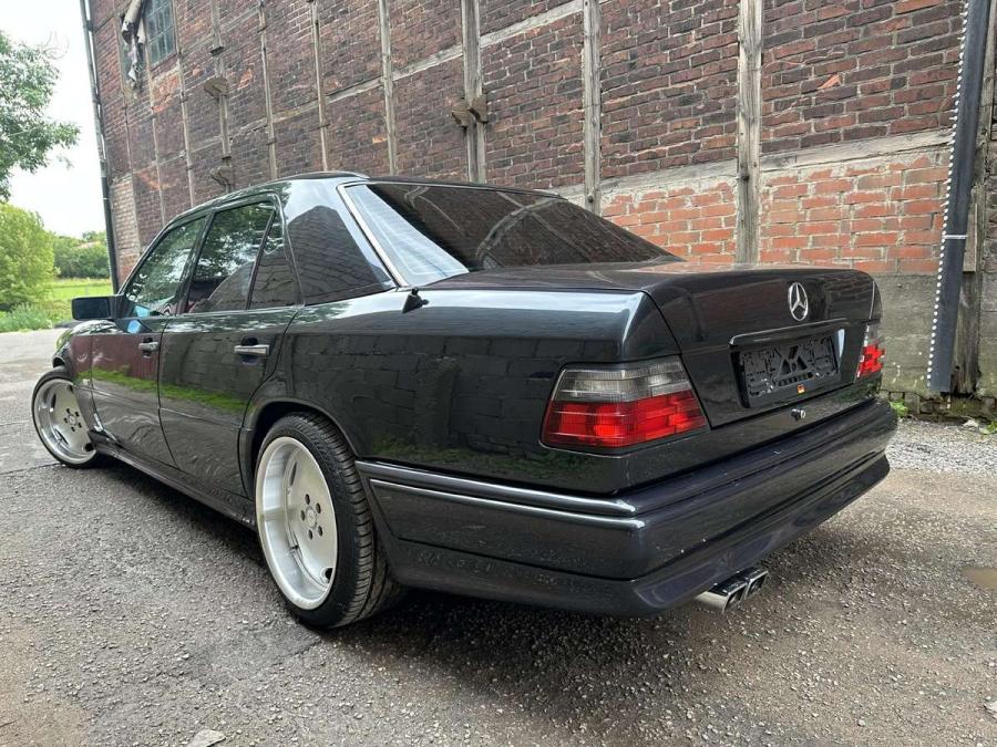 Black Mercedes-Benz E 320 1995 in Klaipeda, with an engine capacity of 0.32 L and mileage of 75 thousand km for 22500 €, photo 4 on AUTOMOTO.COM.LV