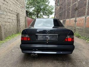 Black Mercedes-Benz E 320 1995 in Klaipeda, with an engine capacity of 0.32 L and mileage of 75 thousand km for 22500 €, photo 5 on AUTOMOTO.COM.LV
