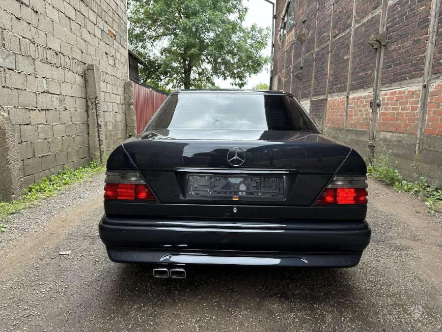Black Mercedes-Benz E 320 1995 in Klaipeda, with an engine capacity of 0.32 L and mileage of 75 thousand km for 22500 €, photo 5 on AUTOMOTO.COM.LV