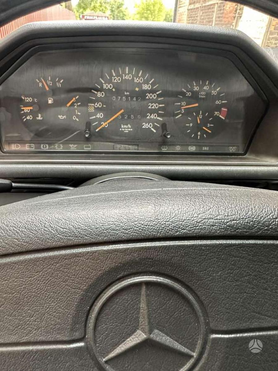 Black Mercedes-Benz E 320 1995 in Klaipeda, with an engine capacity of 0.32 L and mileage of 75 thousand km for 22500 €, photo 9 on AUTOMOTO.COM.LV