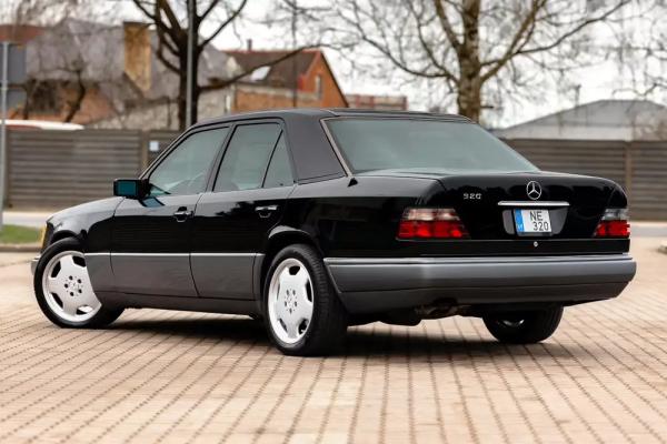 Melns Mercedes-Benz E 320 1995 Jelgava, ar dzinēja tilpumu 3.20 L un nobraukumu 160 tūkst. km par 9600 €, foto 4 vietnē AUTOMOTO.COM.LV