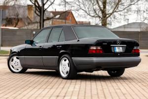 Melns Mercedes-Benz E 320 1995 Jelgava, ar dzinēja tilpumu 3.20 L un nobraukumu 160 tūkst. km par 9600 €, foto 5 vietnē AUTOMOTO.COM.LV