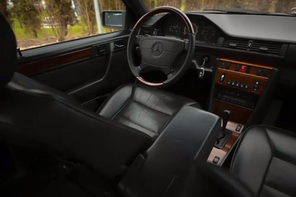 Melns Mercedes-Benz E 320 1995 Jelgava, ar dzinēja tilpumu 3.20 L un nobraukumu 160 tūkst. km par 9600 €, foto 10 vietnē AUTOMOTO.COM.LV