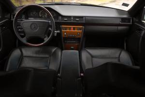 Melns Mercedes-Benz E 320 1995 Jelgava, ar dzinēja tilpumu 3.20 L un nobraukumu 160 tūkst. km par 9600 €, foto 12 vietnē AUTOMOTO.COM.LV