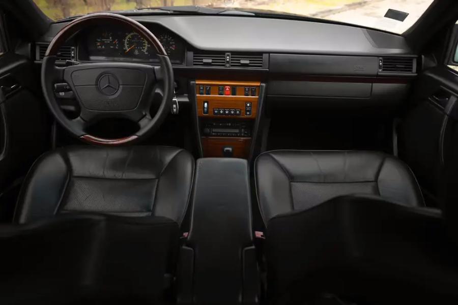 Melns Mercedes-Benz E 320 1995 Jelgava, ar dzinēja tilpumu 3.20 L un nobraukumu 160 tūkst. km par 9600 €, foto 12 vietnē AUTOMOTO.COM.LV