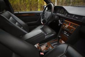 Melns Mercedes-Benz E 320 1995 Jelgava, ar dzinēja tilpumu 3.20 L un nobraukumu 160 tūkst. km par 9600 €, foto 14 vietnē AUTOMOTO.COM.LV