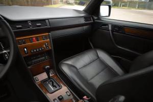 Melns Mercedes-Benz E 320 1995 Jelgava, ar dzinēja tilpumu 3.20 L un nobraukumu 160 tūkst. km par 9600 €, foto 17 vietnē AUTOMOTO.COM.LV