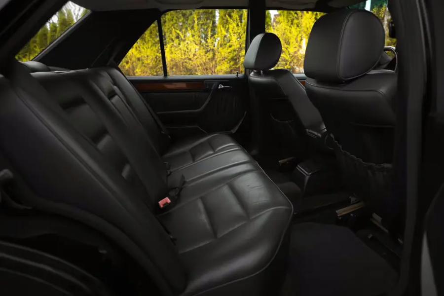 Melns Mercedes-Benz E 320 1995 Jelgava, ar dzinēja tilpumu 3.20 L un nobraukumu 160 tūkst. km par 9600 €, foto 22 vietnē AUTOMOTO.COM.LV