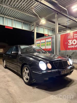 Melns Mercedes-Benz E 320 2000 Liepāja, ar dzinēja tilpumu 3.20 L un nobraukumu 399 tūkst. km par 2750 €, foto  vietnē AUTOMOTO.COM.LV