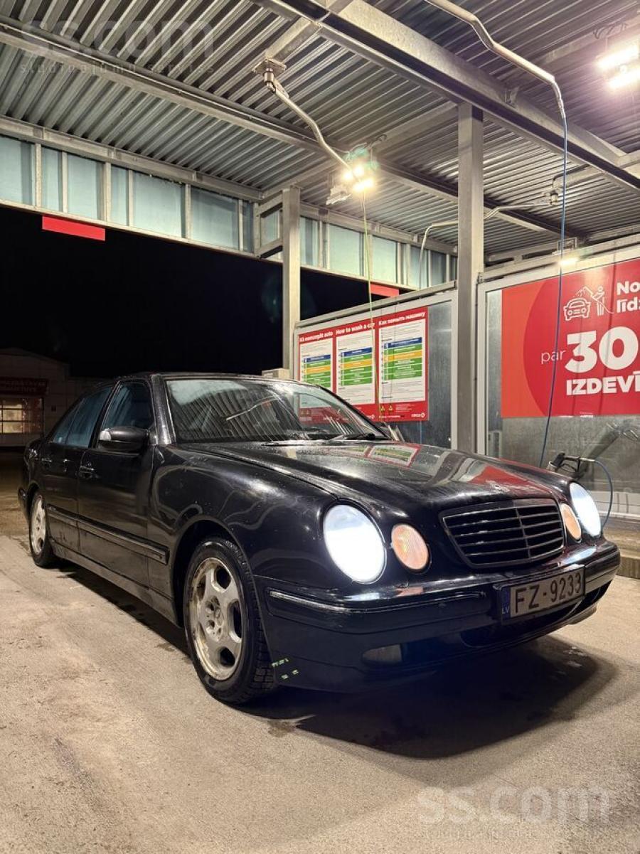 Melns Mercedes-Benz E 320 2000 Liepāja, ar dzinēja tilpumu 3.20 L un nobraukumu 399 tūkst. km par 1600 €, foto 1 vietnē AUTOMOTO.COM.LV
