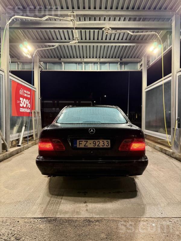 Black Mercedes-Benz E 320 2000 in Liepaja, with an engine capacity of 3.20 L and mileage of 399 thousand km for 1600 €, photo 2 on AUTOMOTO.COM.LV