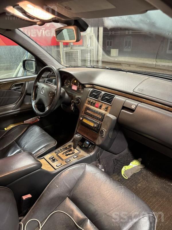 Black Mercedes-Benz E 320 2000 in Liepaja, with an engine capacity of 3.20 L and mileage of 399 thousand km for 1600 €, photo 4 on AUTOMOTO.COM.LV