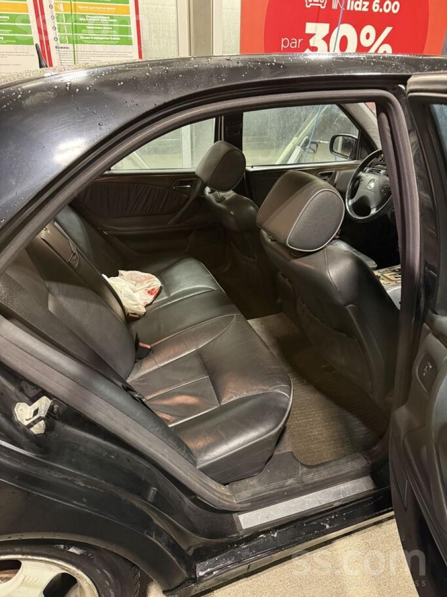 Melns Mercedes-Benz E 320 2000 Liepāja, ar dzinēja tilpumu 3.20 L un nobraukumu 399 tūkst. km par 1600 €, foto 6 vietnē AUTOMOTO.COM.LV