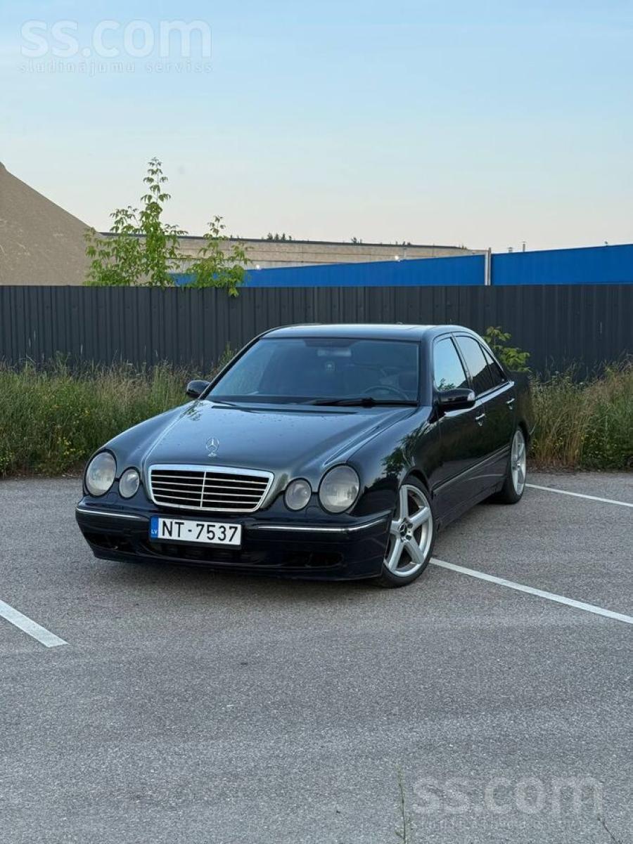 Black Mercedes-Benz E 320 2000 in Daugavpils, with an engine capacity of 3.20 L and mileage of 501 thousand km for 2100 €, photo 1 on AUTOMOTO.COM.LV