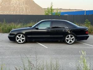 Black Mercedes-Benz E 320 2000 in Daugavpils, with an engine capacity of 3.20 L and mileage of 501 thousand km for 2100 €, photo 3 on AUTOMOTO.COM.LV
