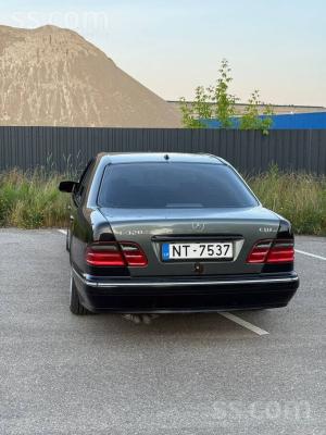 Black Mercedes-Benz E 320 2000 in Daugavpils, with an engine capacity of 3.20 L and mileage of 501 thousand km for 2100 €, photo 4 on AUTOMOTO.COM.LV