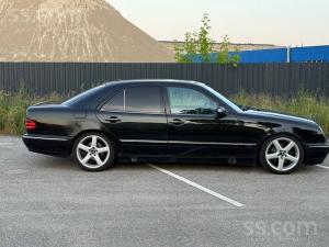 Black Mercedes-Benz E 320 2000 in Daugavpils, with an engine capacity of 3.20 L and mileage of 501 thousand km for 2100 €, photo 5 on AUTOMOTO.COM.LV