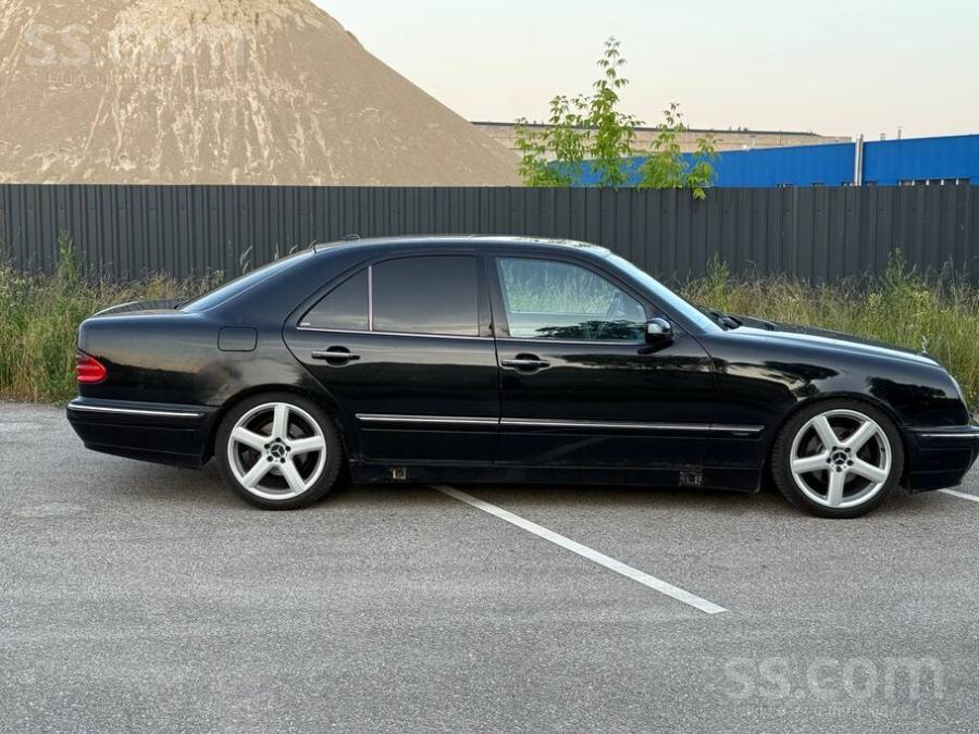 Black Mercedes-Benz E 320 2000 in Daugavpils, with an engine capacity of 3.20 L and mileage of 501 thousand km for 2100 €, photo 5 on AUTOMOTO.COM.LV