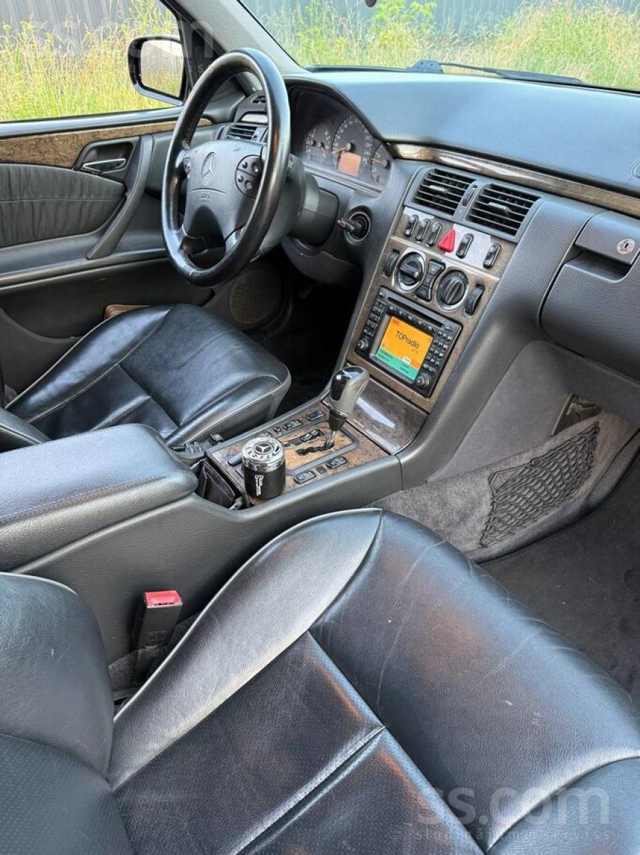 Black Mercedes-Benz E 320 2000 in Daugavpils, with an engine capacity of 3.20 L and mileage of 501 thousand km for 2100 €, photo 6 on AUTOMOTO.COM.LV