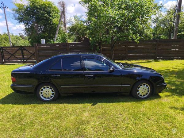 Black Mercedes-Benz E 320 2000 in Vilnius, with an engine capacity of 3.20 L and mileage of 169 thousand km for 5000 €, photo 2 on AUTOMOTO.COM.LV