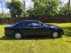 Black Mercedes-Benz E 320 2000 in Vilnius, with an engine capacity of 3.20 L and mileage of 169 thousand km for 5000 €, photo 3 on AUTOMOTO.COM.LV