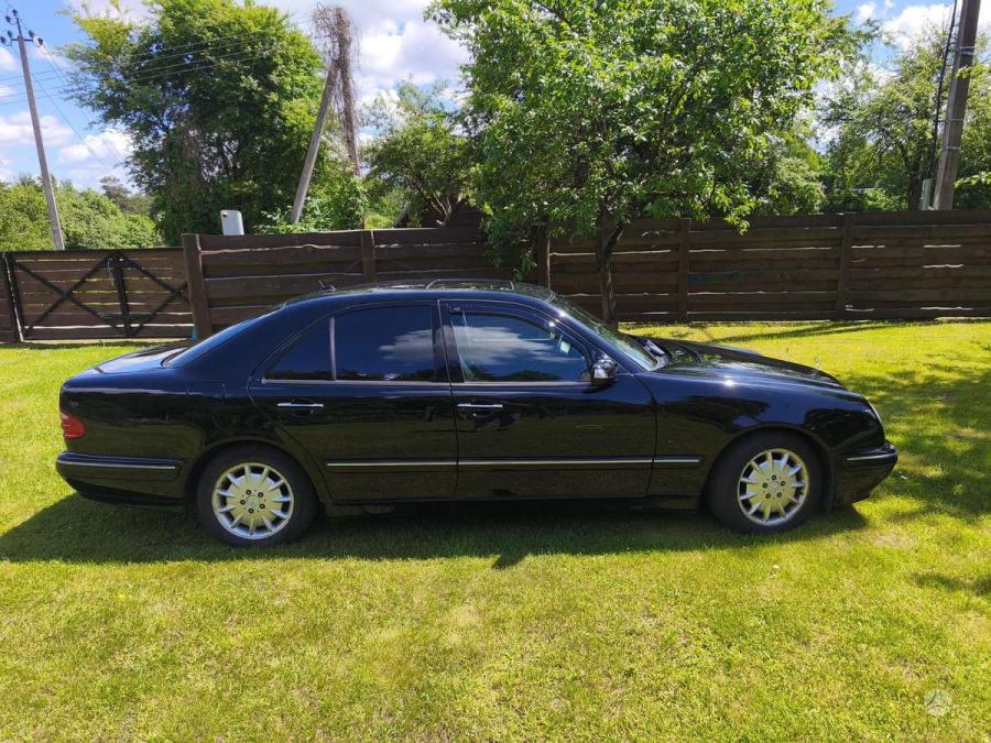 Black Mercedes-Benz E 320 2000 in Vilnius, with an engine capacity of 3.20 L and mileage of 169 thousand km for 5000 €, photo 3 on AUTOMOTO.COM.LV