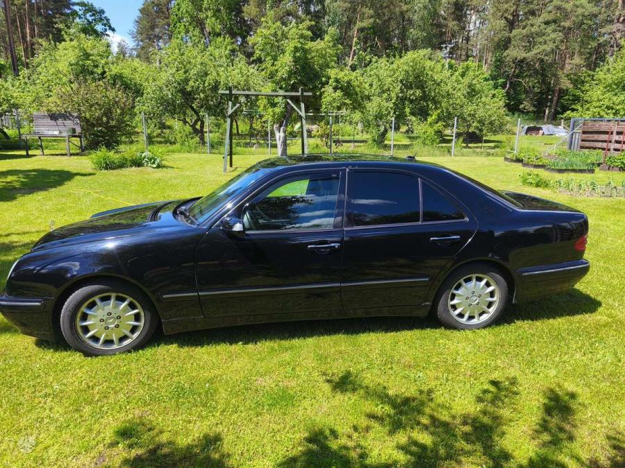 Black Mercedes-Benz E 320 2000 in Vilnius, with an engine capacity of 3.20 L and mileage of 169 thousand km for 5000 €, photo 4 on AUTOMOTO.COM.LV