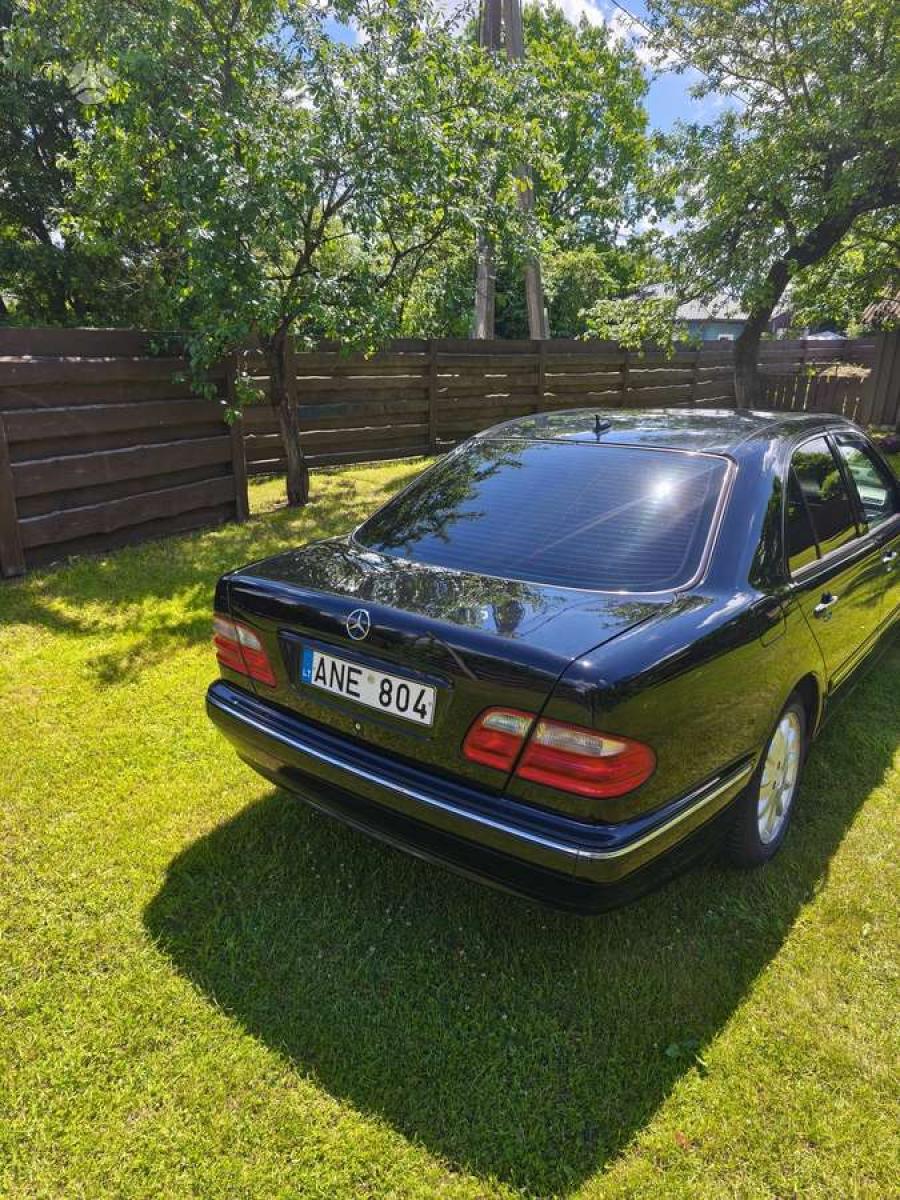 Black Mercedes-Benz E 320 2000 in Vilnius, with an engine capacity of 3.20 L and mileage of 169 thousand km for 5000 €, photo 5 on AUTOMOTO.COM.LV