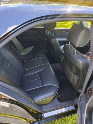 Black Mercedes-Benz E 320 2000 in Vilnius, with an engine capacity of 3.20 L and mileage of 169 thousand km for 5000 €, photo 6 on AUTOMOTO.COM.LV