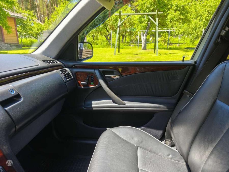 Black Mercedes-Benz E 320 2000 in Vilnius, with an engine capacity of 3.20 L and mileage of 169 thousand km for 5000 €, photo 8 on AUTOMOTO.COM.LV