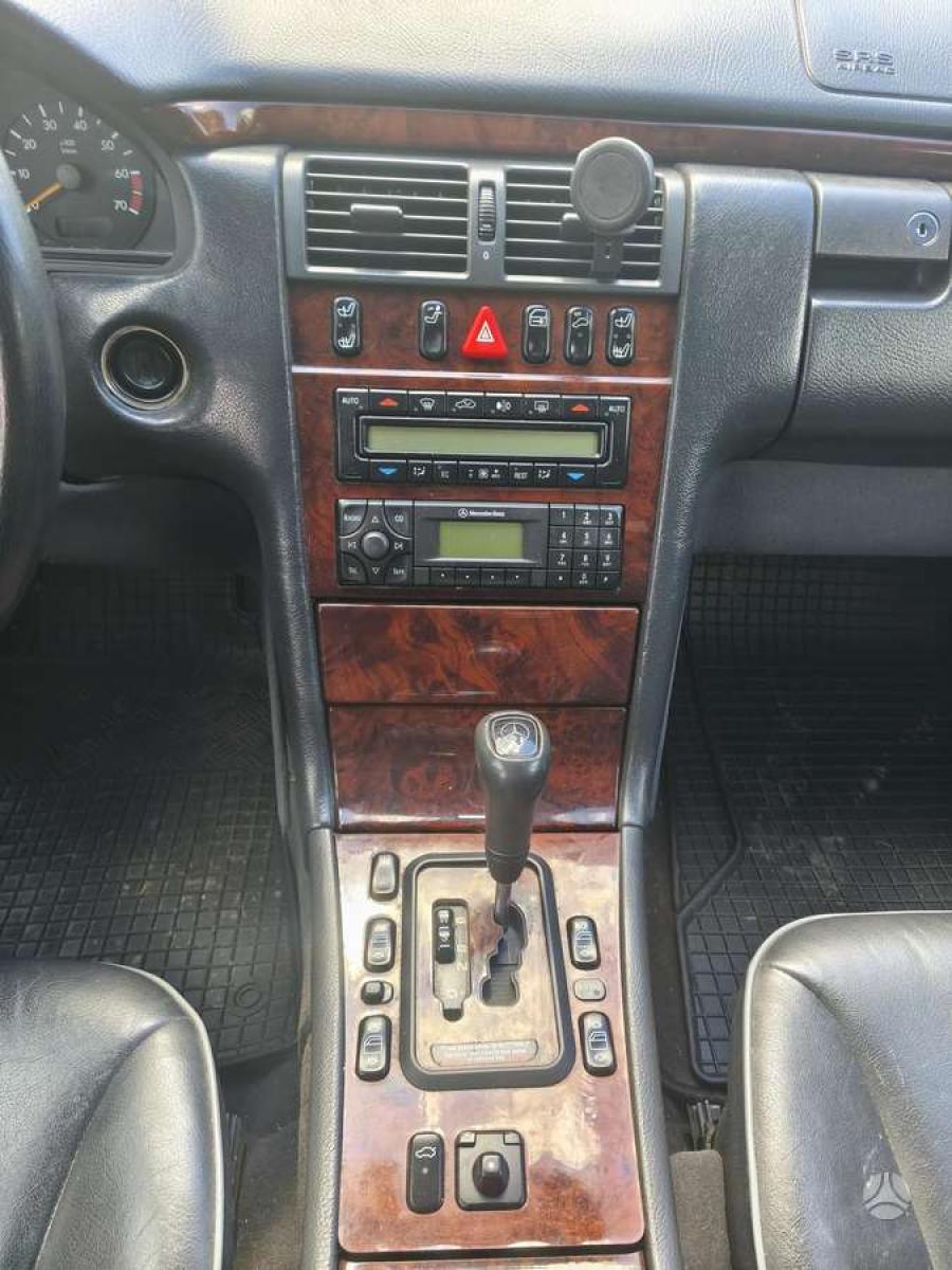 Black Mercedes-Benz E 320 2000 in Vilnius, with an engine capacity of 3.20 L and mileage of 169 thousand km for 5000 €, photo 10 on AUTOMOTO.COM.LV
