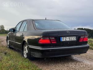 Черный Мерседес Е 320 2000 в Прейли, объемом двигателя 3.20 л и пробегом 401 тыс. км за 1100 €, фото 3 на AUTOMOTO.COM.LV
