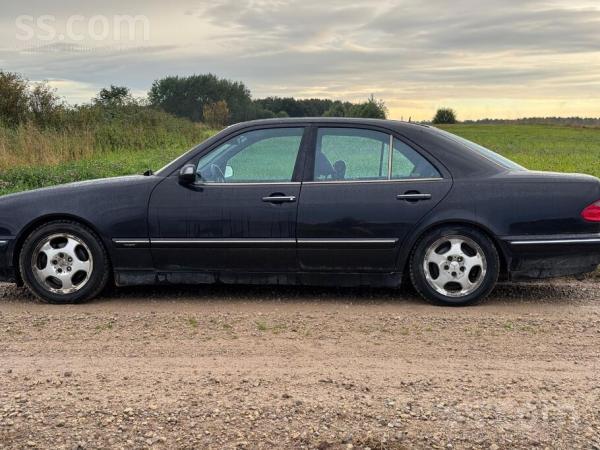 Black Mercedes-Benz E 320 2000 in Preili, with an engine capacity of 3.20 L and mileage of 401 thousand km for 1100 €, photo 9 on AUTOMOTO.COM.LV