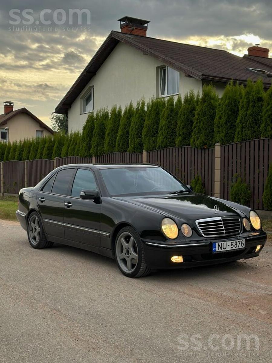 Black Mercedes-Benz E 320 2001 in Riga, with an engine capacity of 3.20 L and mileage of 301 thousand km for 3200 €, photo 2 on AUTOMOTO.COM.LV