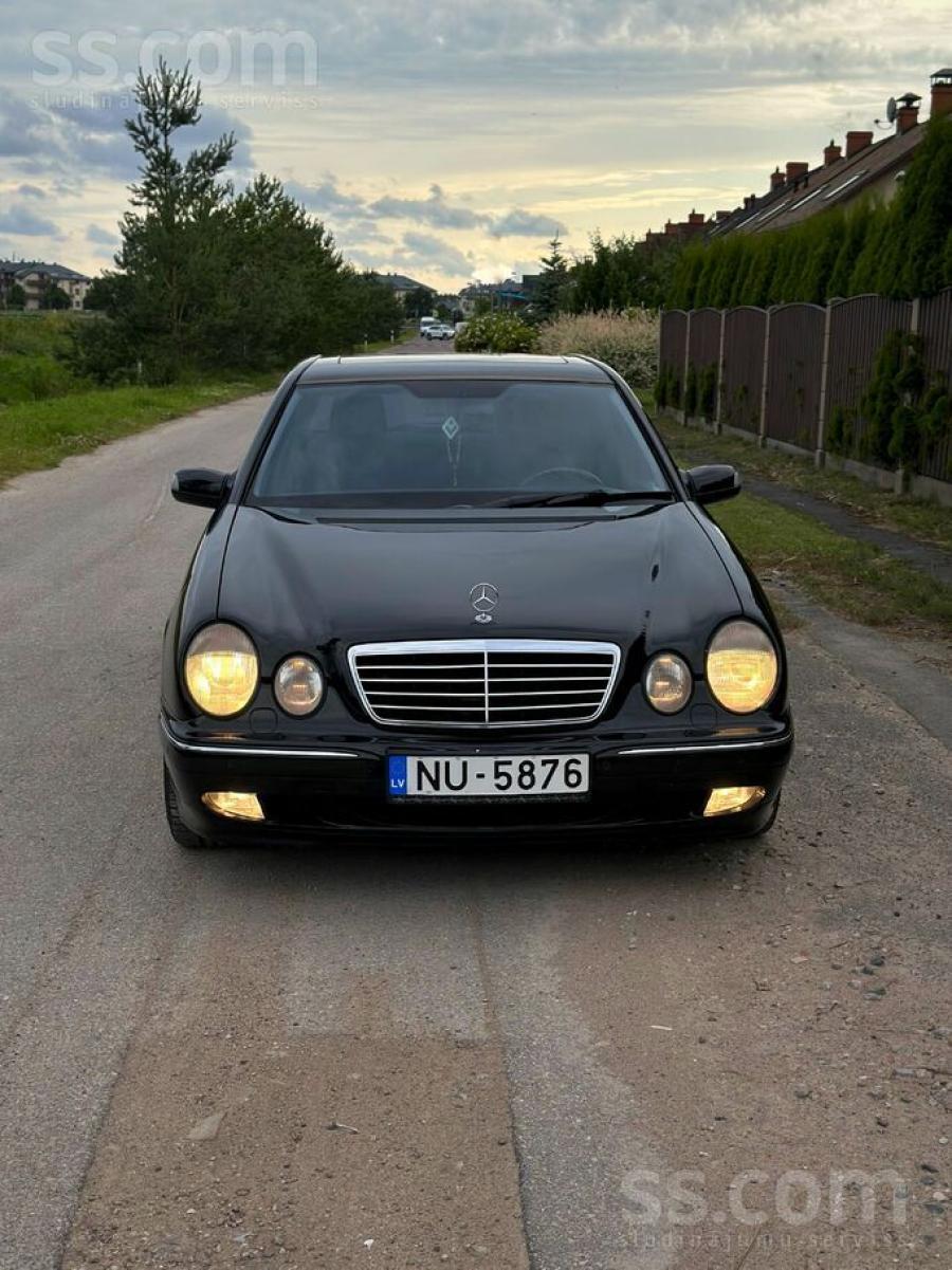 Black Mercedes-Benz E 320 2001 in Riga, with an engine capacity of 3.20 L and mileage of 301 thousand km for 3200 €, photo 3 on AUTOMOTO.COM.LV