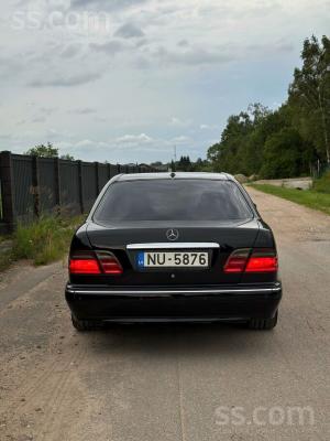 Black Mercedes-Benz E 320 2001 in Riga, with an engine capacity of 3.20 L and mileage of 301 thousand km for 3200 €, photo 4 on AUTOMOTO.COM.LV
