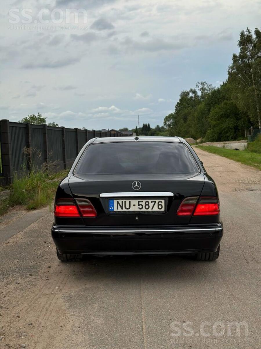 Black Mercedes-Benz E 320 2001 in Riga, with an engine capacity of 3.20 L and mileage of 301 thousand km for 3200 €, photo 4 on AUTOMOTO.COM.LV