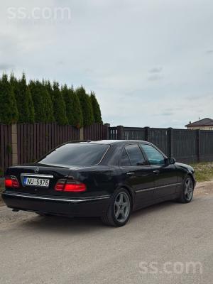 Black Mercedes-Benz E 320 2001 in Riga, with an engine capacity of 3.20 L and mileage of 301 thousand km for 3200 €, photo 5 on AUTOMOTO.COM.LV