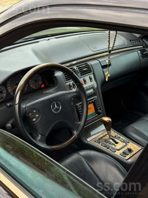 Black Mercedes-Benz E 320 2001 in Riga, with an engine capacity of 3.20 L and mileage of 301 thousand km for 3200 €, photo 11 on AUTOMOTO.COM.LV