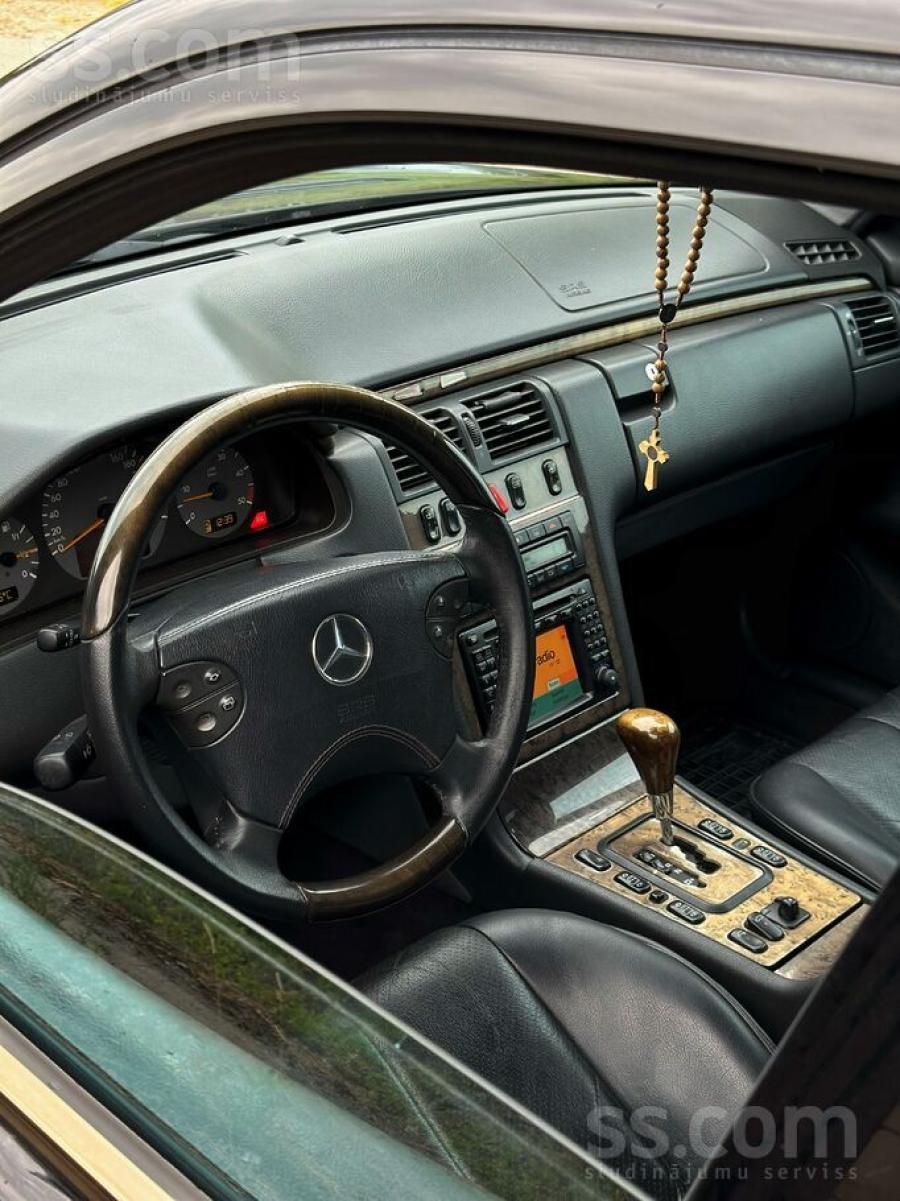 Black Mercedes-Benz E 320 2001 in Riga, with an engine capacity of 3.20 L and mileage of 301 thousand km for 3200 €, photo 11 on AUTOMOTO.COM.LV