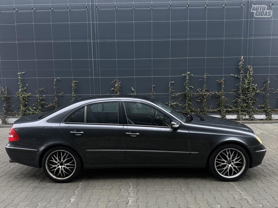 Melns Mercedes-Benz E 320 2002 Klaipėda, ar dzinēja tilpumu 3.20 L un nobraukumu 490 tūkst. km par 2100 €, foto 7 vietnē AUTOMOTO.COM.LV