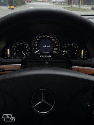 Melns Mercedes-Benz E 320 2002 Klaipėda, ar dzinēja tilpumu 3.20 L un nobraukumu 490 tūkst. km par 2100 €, foto 12 vietnē AUTOMOTO.COM.LV