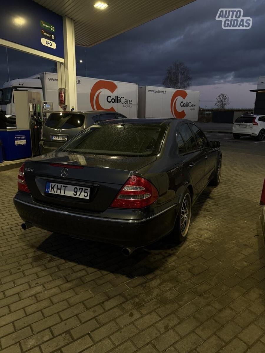 Melns Mercedes-Benz E 320 2002 Klaipėda, ar dzinēja tilpumu 3.20 L un nobraukumu 490 tūkst. km par 2100 €, foto 15 vietnē AUTOMOTO.COM.LV