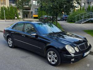 Черный Мерседес Е 320 2002 в Вильнюс, объемом двигателя 3.20 л и пробегом 220 тыс. км за 1600 €, фото  на AUTOMOTO.COM.LV